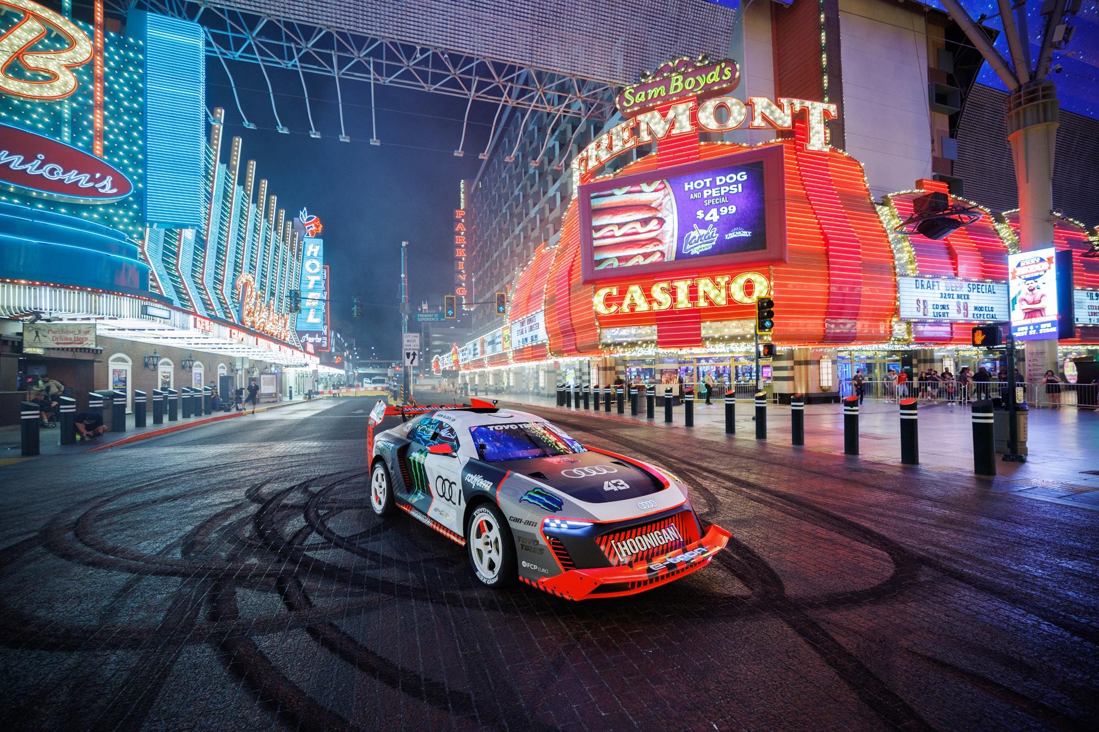 Electrikhana : Ken Block et l'Audi S1 Hoonitron en action à Las Vegas ...