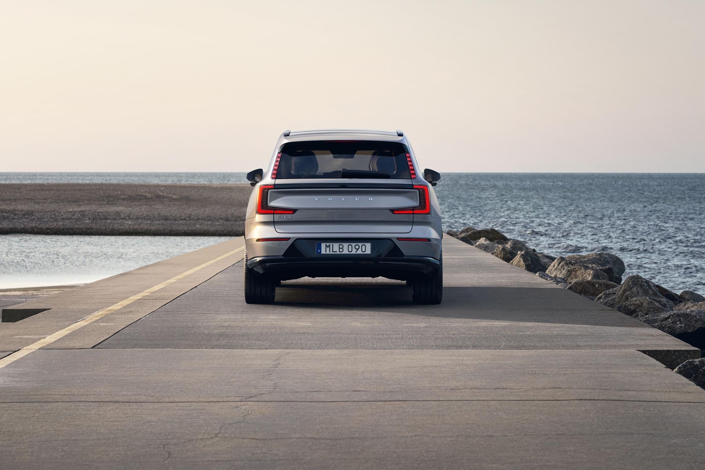 Volvo présente son premier modèle purement électrique : le SUV EX90 ...