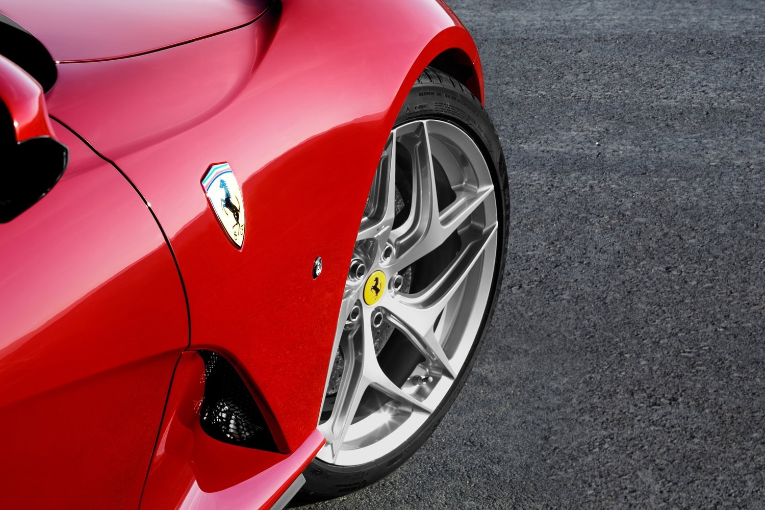 Ferrari hybride, un V8 et trois moteurs électriques ? - MotorGreen