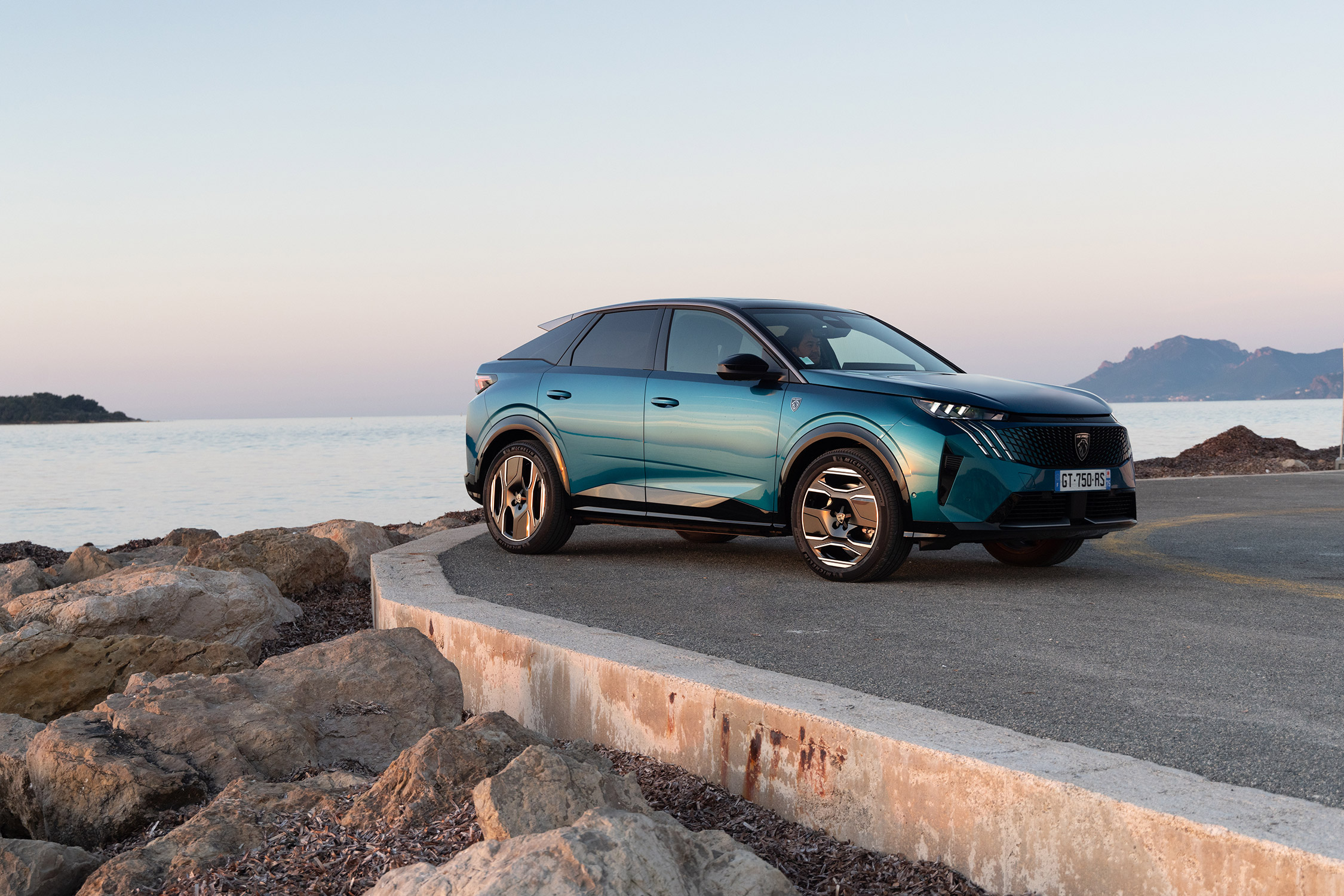 Essai PEUGEOT E-3008 210 ch GT - MotorGreen